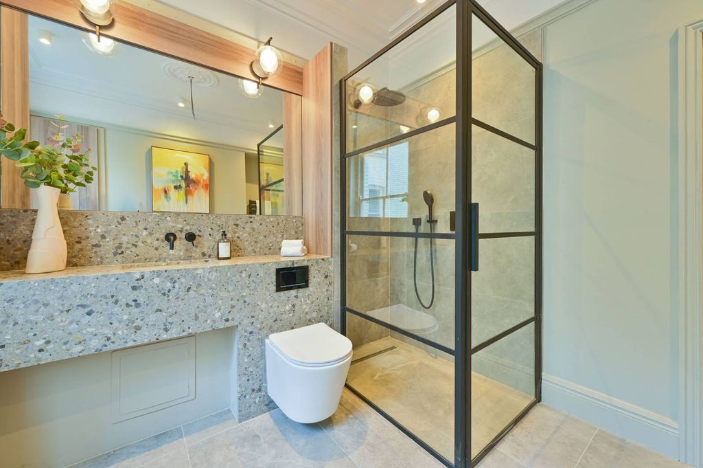 Southampton Row, Bloomsbury, London WC1B, 2 bed flat for sale, £ ...