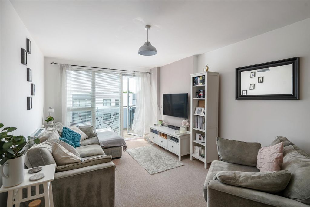 Russells Crescent, Horley RH6, 2 bed flat for sale, £275,000 ...