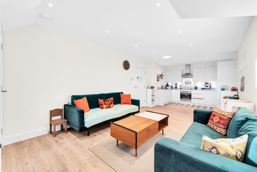 Gatehouse Close, Ashford TW15, 2 bed flat for sale, £360,000 ...