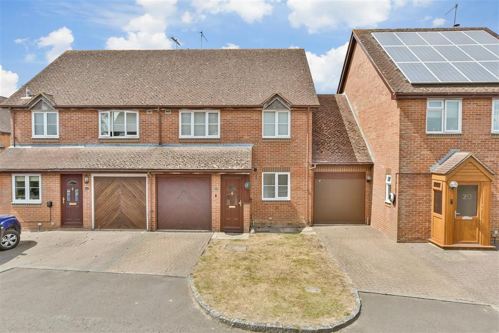 Clover Way, Smallfield, Horley, Surrey RH6, 3 bed semi-detached house ...