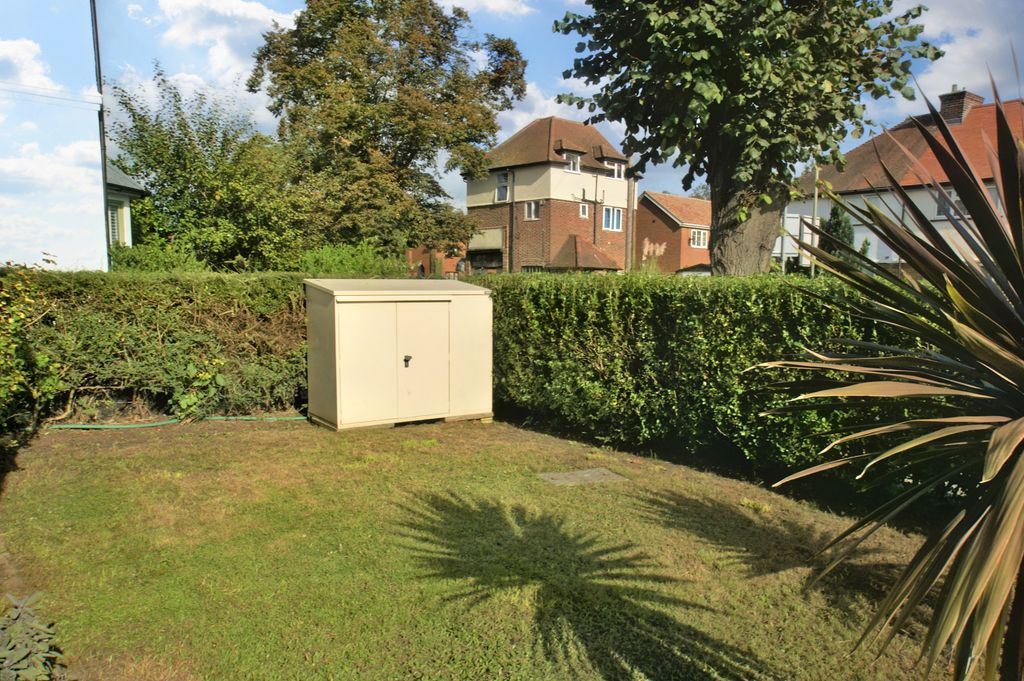 Molesey Road, Hersham Village, Surrey KT12, 1 bed flat for sale, £ ...