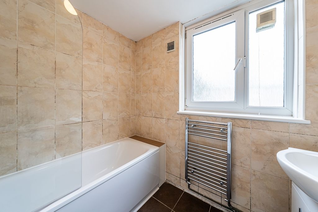 Westbridge Road, London SW11, 3 bed maisonette to rent, £3,000 pcm ...
