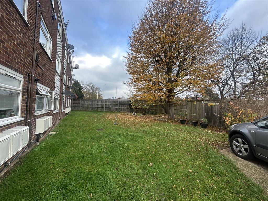Aintree Close, Uxbridge UB8, 1 bed flat to rent, £1,400 pcm | PrimeLocation