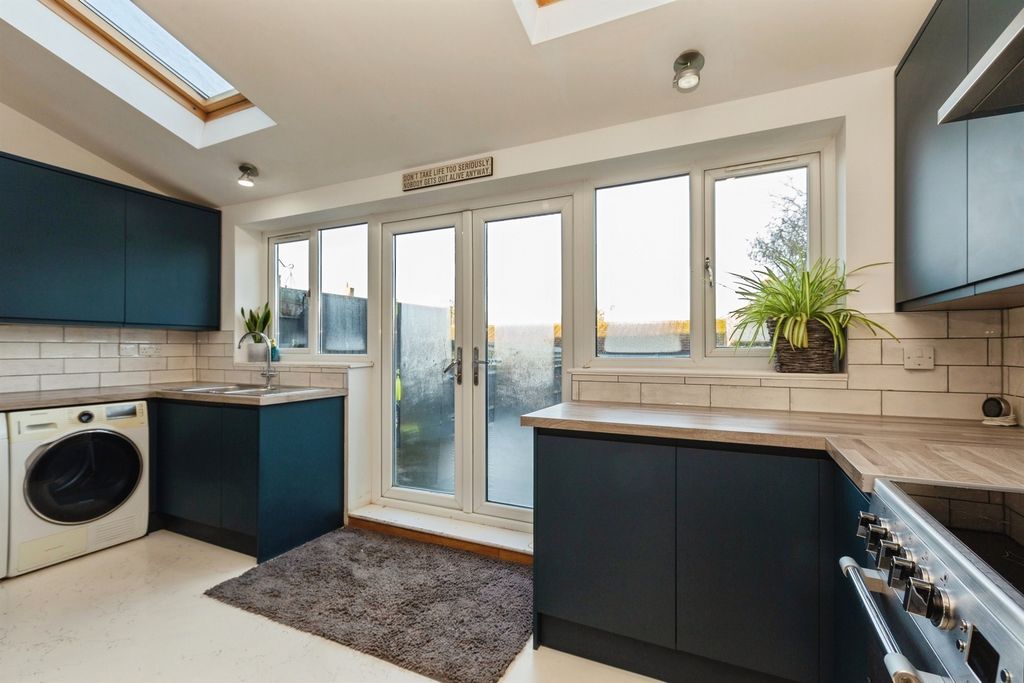 Bernard Close, Cuddington, Aylesbury HP18, 2 bed terraced house for ...