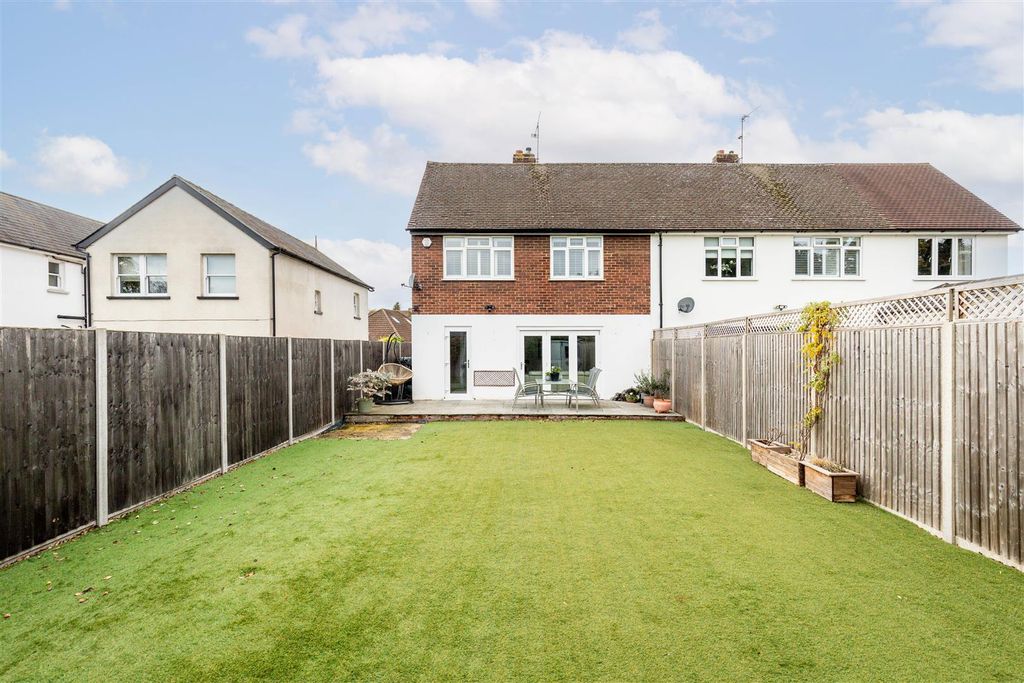 Autumn Cottage, Hatch Close, Addlestone KT15, 3 bed property for sale ...