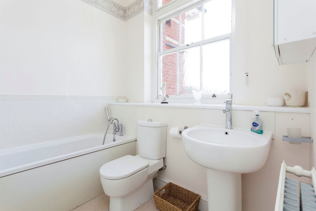Oak Tree Way, Horsham RH13, 2 bed flat for sale, £250,000 | PrimeLocation