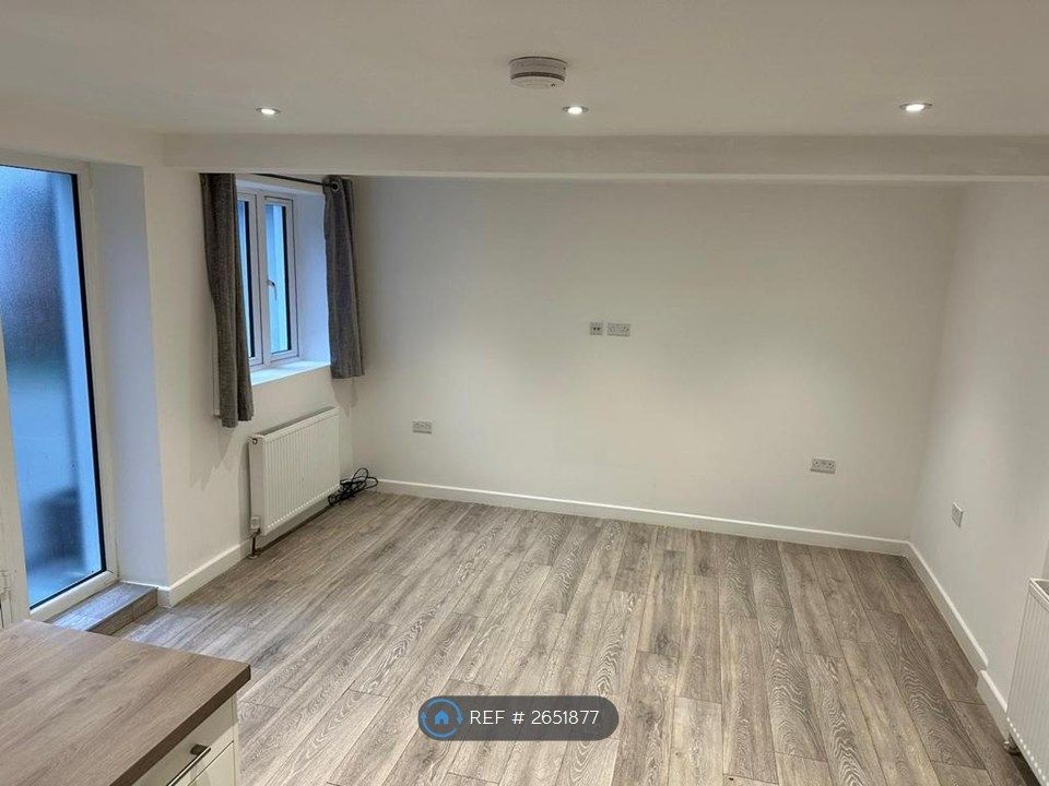 Bakers Close, Kent ME20, 2 bed terraced house to rent, £1,500 pcm ...