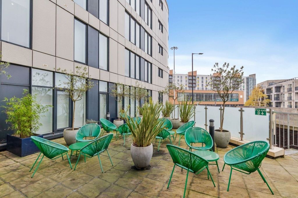 Headstone Road, Harrow HA1, 2 bed flat to rent, £2,370 pcm | PrimeLocation