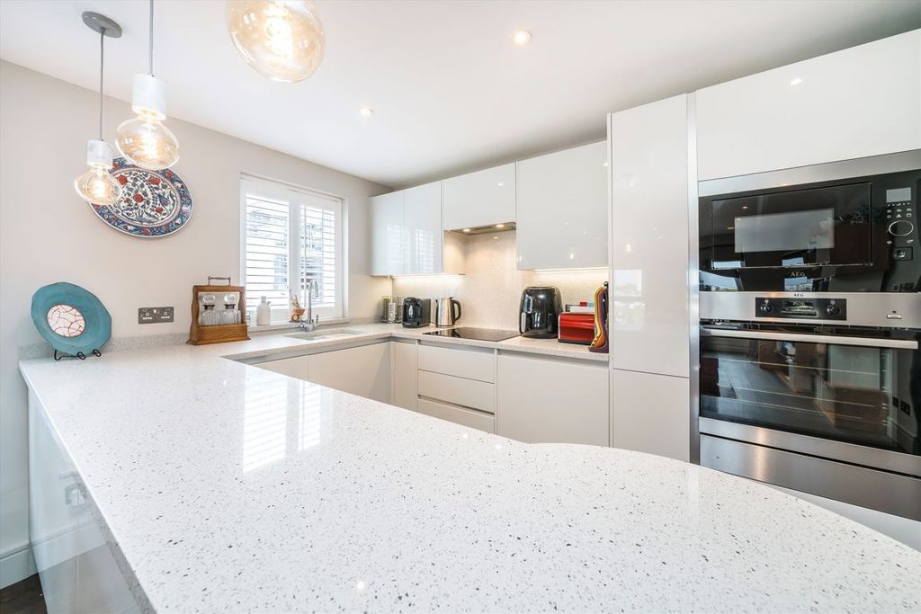 Edith Terrace, Chelsea SW10, 2 bed flat to rent, £3,497 pcm | PrimeLocation