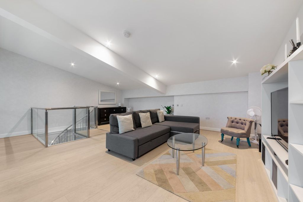 Discovery Dock East, Canary Wharf, London E14, 2 bed flat to rent, £ ...