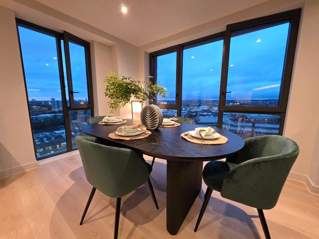 Waterhouse Gardens, Dutton Street, Manchester M3, 2 bed flat to rent, £ ...