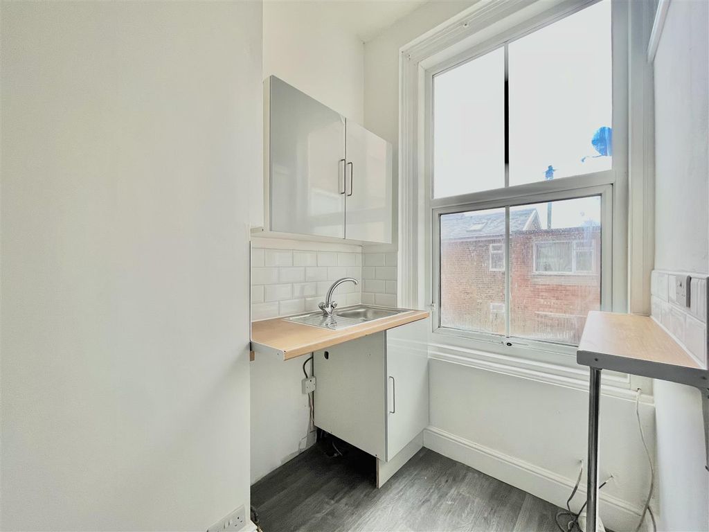 First Floor Studio Flat, Trinity Road, Bridlington YO15, Studio to rent ...