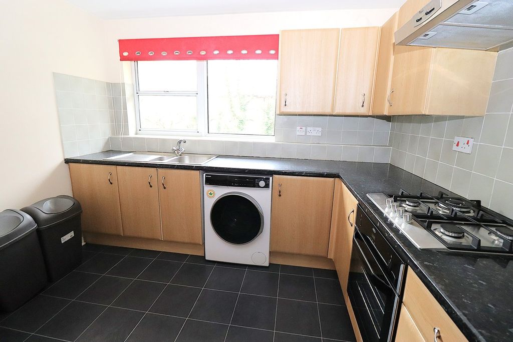 Rapallo Close, Farnborough GU14, 3 bed flat for sale, £285,000 ...