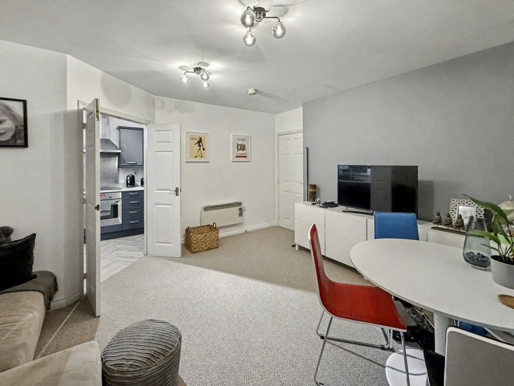 Stonemere Drive, Radcliffe M26, 2 bed flat for sale, £135,000 ...