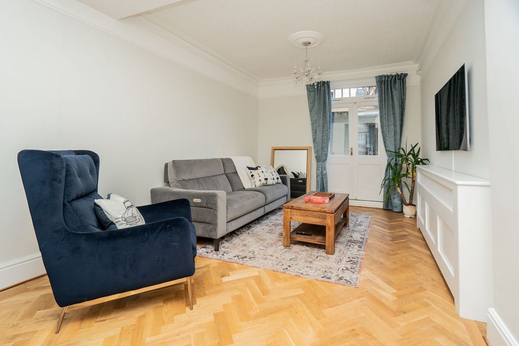 Bedford Road, Aspley Guise MK17, 6 bed link detached house for sale, £ ...