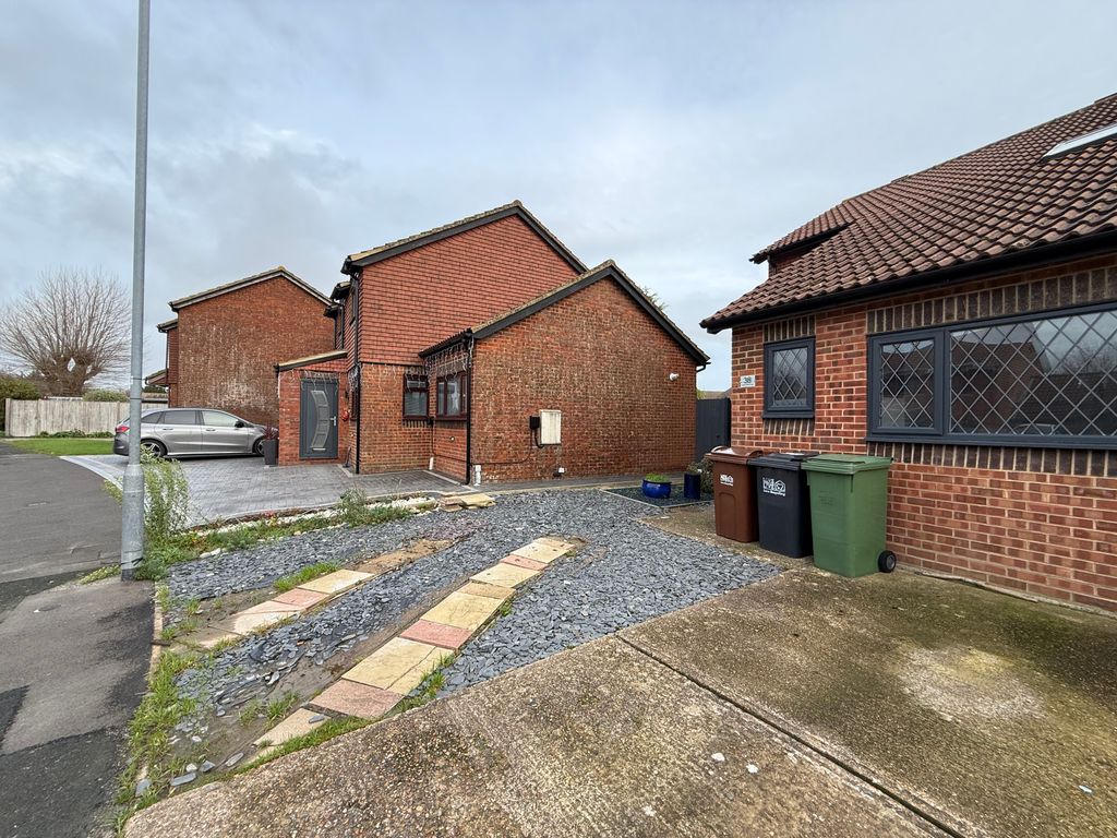 Westminster Close, Eastbourne BN22, 4 bed semi-detached house to rent ...