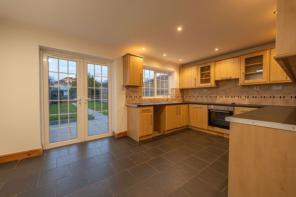 Ty Isaf Park Avenue, Risca NP11, 3 bed terraced house for sale, £ ...