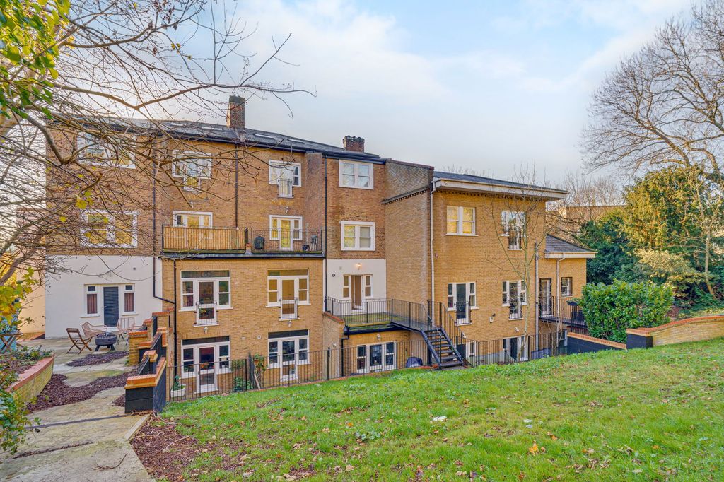 Overhill Road, London SE22, 3 bed flat for sale, £600,000 | PrimeLocation