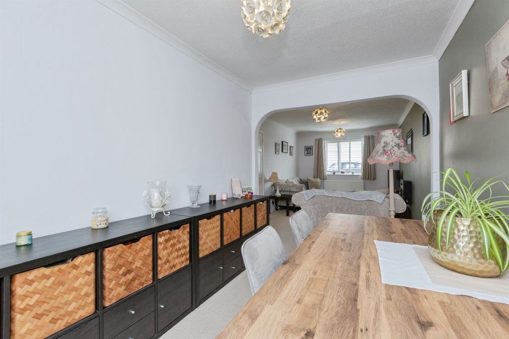 Knightsbridge Road, Glen Parva, Leicester LE2, 3 bed terraced house for ...