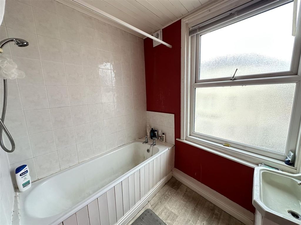 New Queen Street, Scarborough YO12, 8 bed property for sale, £200,000 ...