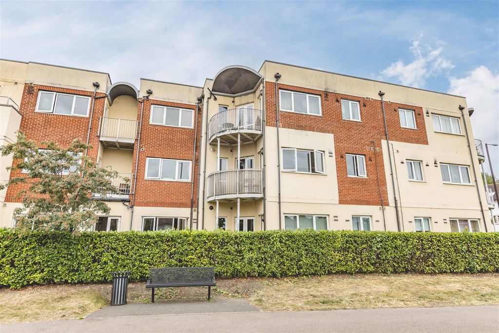 Wolf Lane, Windsor SL4, 2 bed flat for sale, £290,000 | PrimeLocation