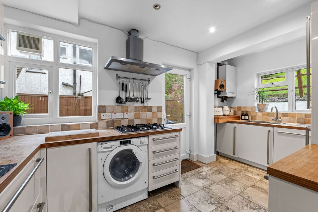 Valley Road, Kenley CR8, 4 bed semi-detached house for sale, £600,000 ...