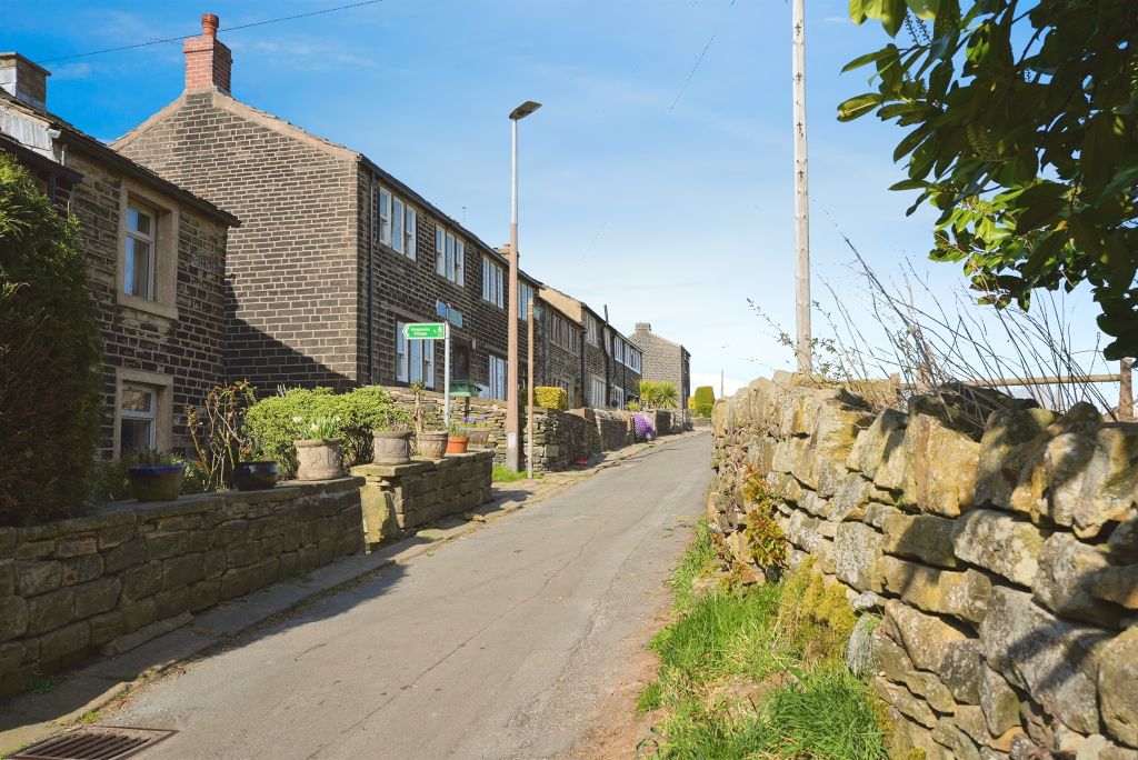 Hall Bower, Huddersfield HD4, 3 bed detached house for sale, £240,000 ...