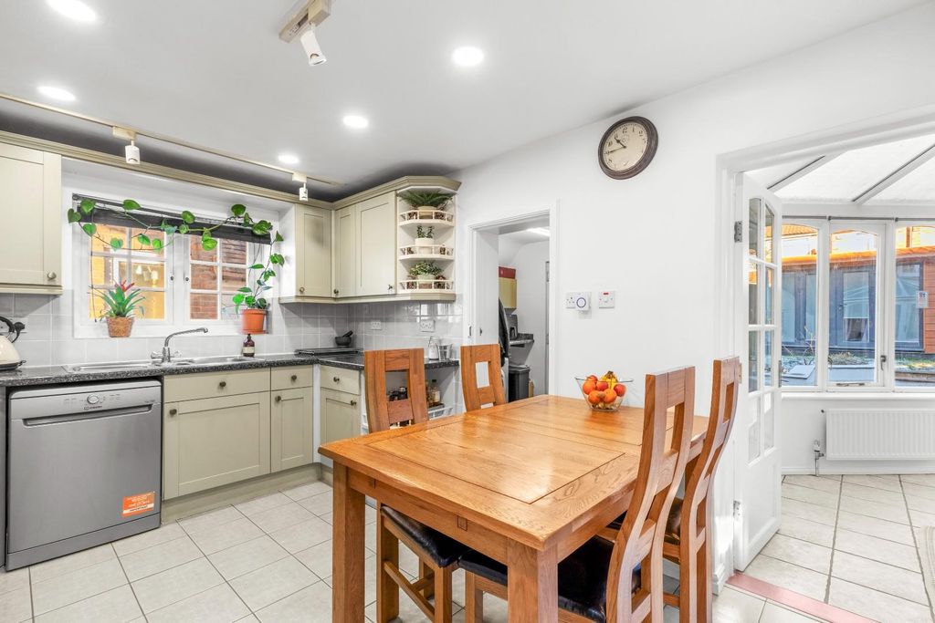 Chestnut Lane, Amersham, Buckinghamshire HP6, 3 bed semi-detached house ...