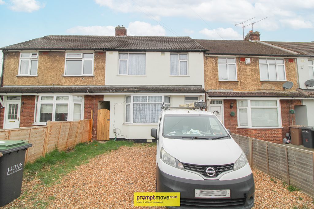 Wordsworth Road, Luton LU4, 3 bed property to rent, £1,500 pcm ...