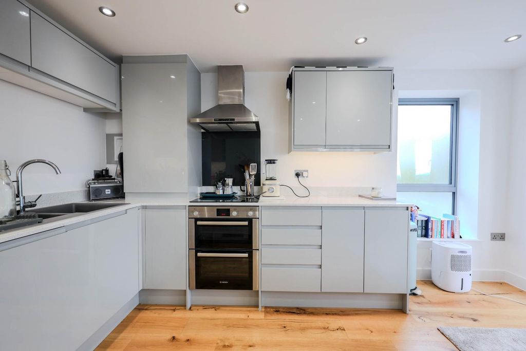 The Ridgeway, Chalkwell SS0, 1 bed flat for sale, £299,995 | PrimeLocation