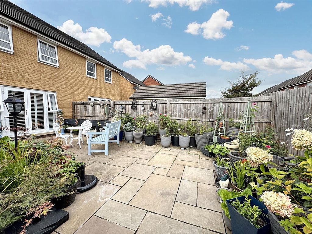 Berkerolles Road, Rogerstone, Newport NP10, 2 bed semi-detached house ...