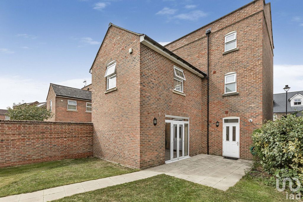 Felstead Crescent, Bishop's Stortford CM24, 5 bed detached house for ...