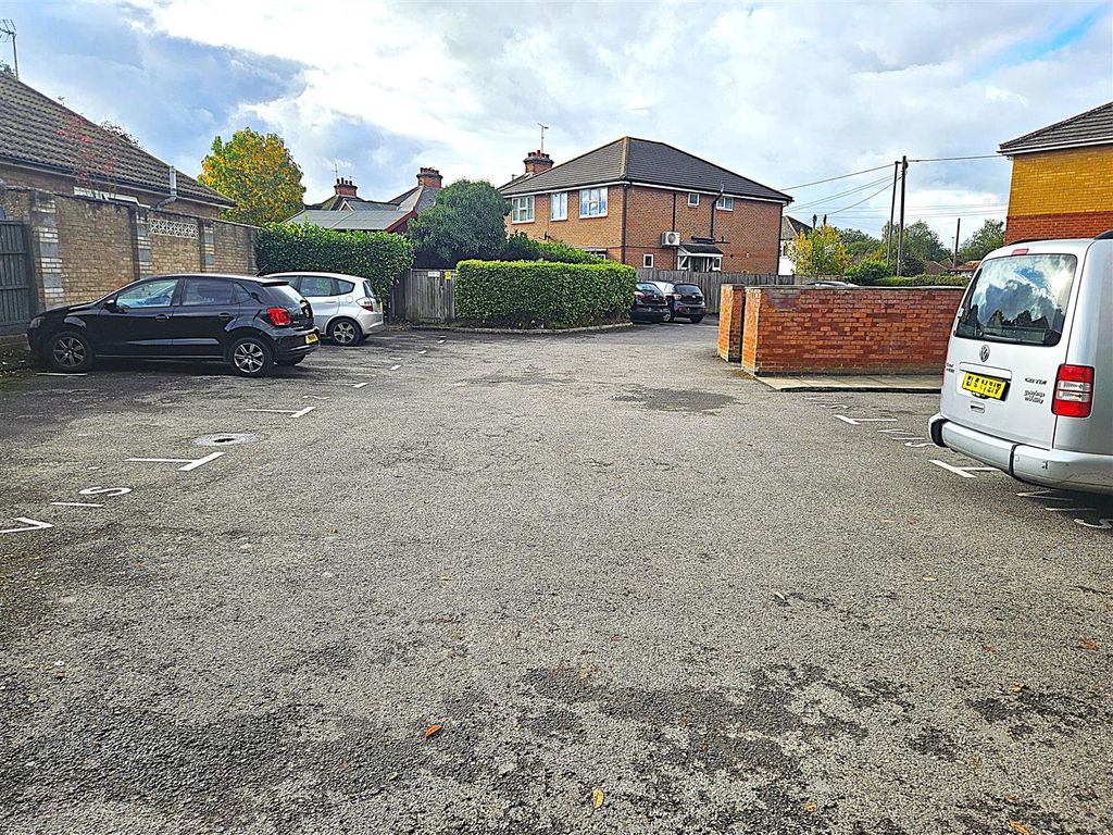 Redgrave Court Star Lane, Ash GU12, 2 bed flat to rent, £1,250 pcm ...