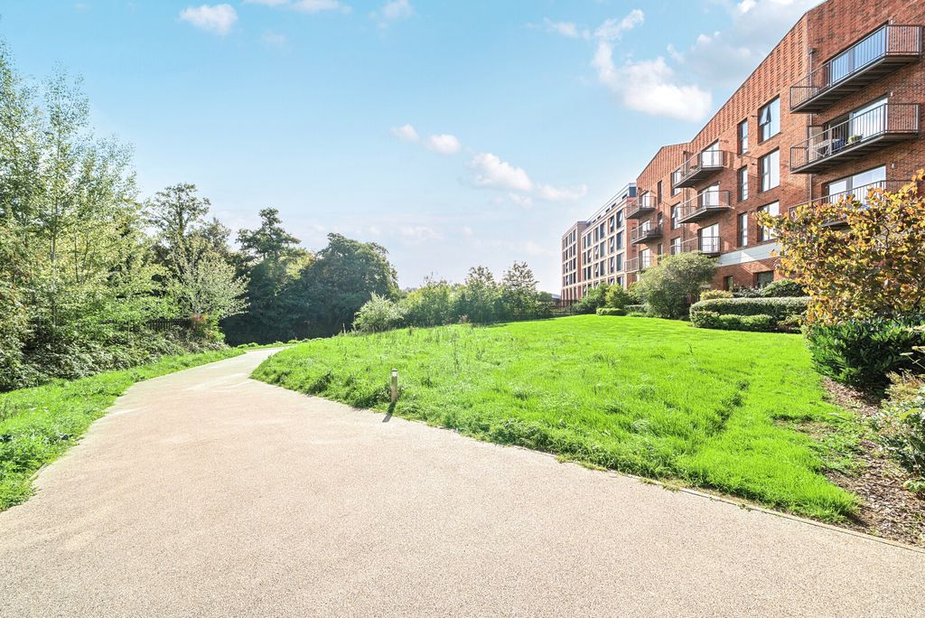 Walnut Tree Close, Guildford GU1, 1 bed flat for sale, £345,000 ...