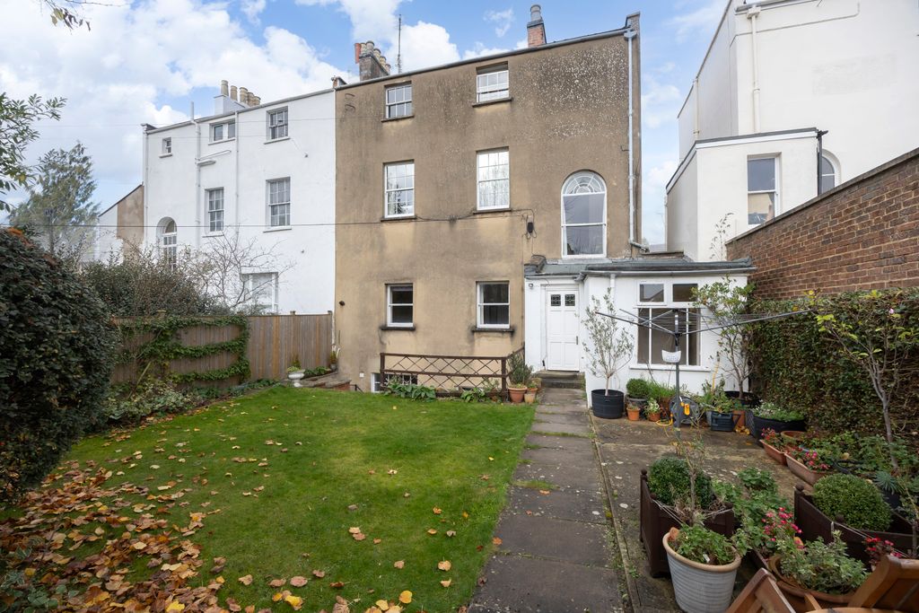 Priory Street, Cheltenham GL52, 2 bed flat to rent, £1,200 pcm ...