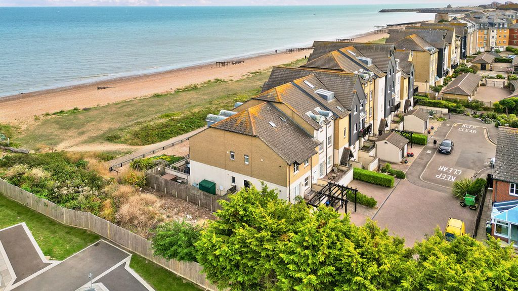 Chatham Green, Eastbourne BN23, 3 bed flat for sale | PrimeLocation