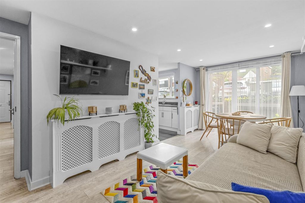 St Hughs Avenue, High Wycombe HP13, 2 bed flat for sale, £77,000 ...