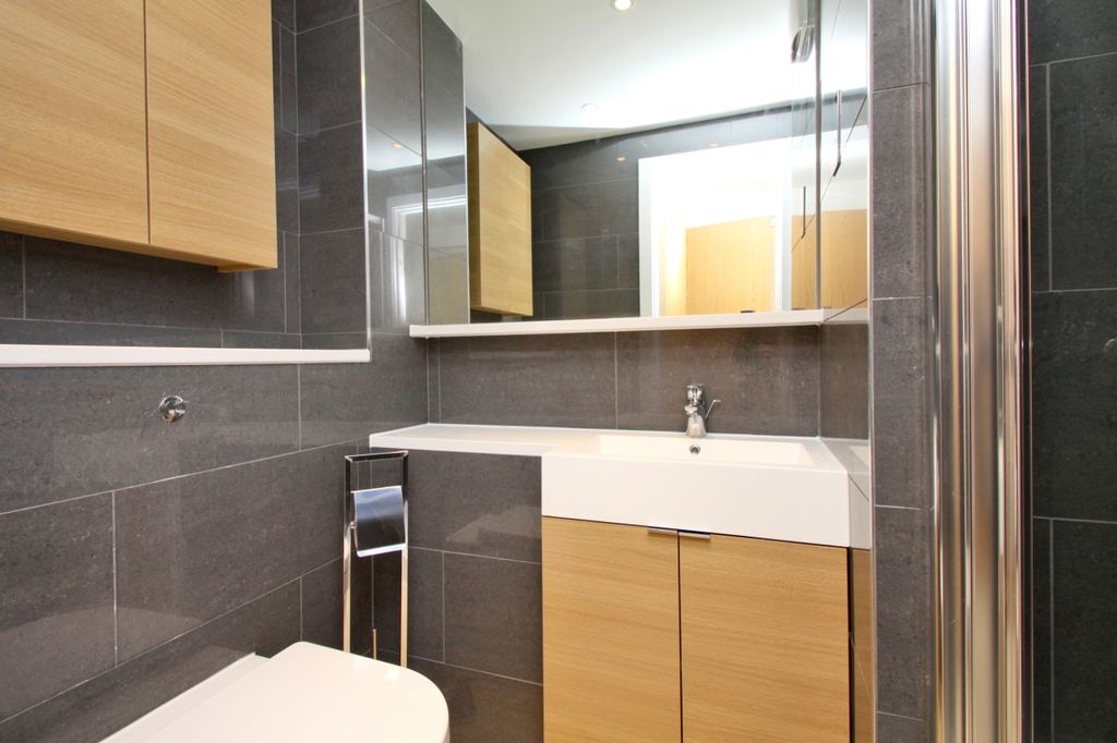 Discovery Walk, Wapping, London E1W, Studio to rent, £1,560 pcm ...