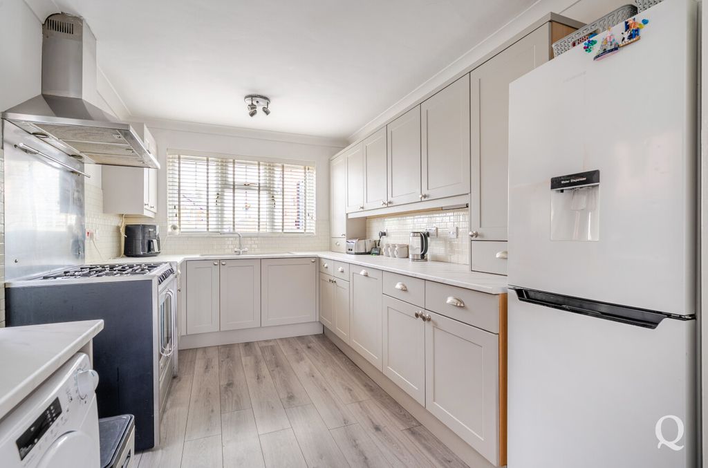 Gaze Hill Avenue, Sittingbourne, Kent ME10, 4 bed detached house for ...