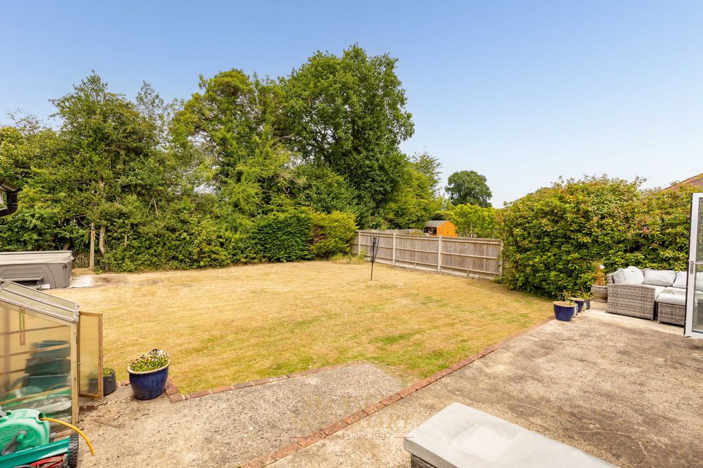 Copthorne Bank, Copthorne RH10, 4 bed detached house to rent, £2,400 ...