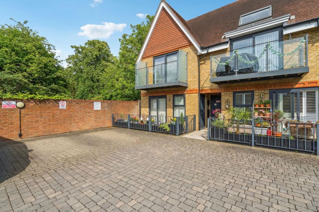 Park Road, Bushey WD23, 1 bed flat for sale, £290,000 | PrimeLocation