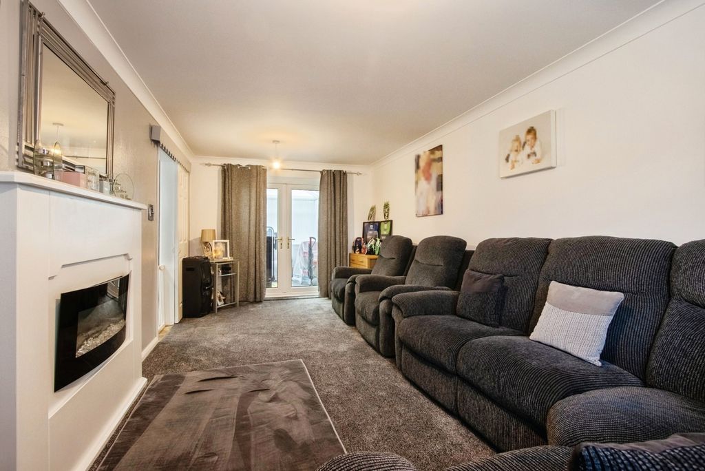 Regina Crescent, Wakefield, West Yorkshire WF4, 3 bed semi-detached ...