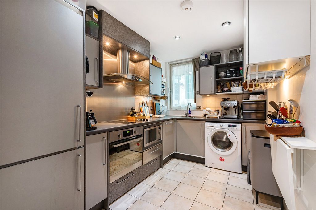 Bridge House, St George Wharf SW8, 2 bed flat for sale, £550,000 ...