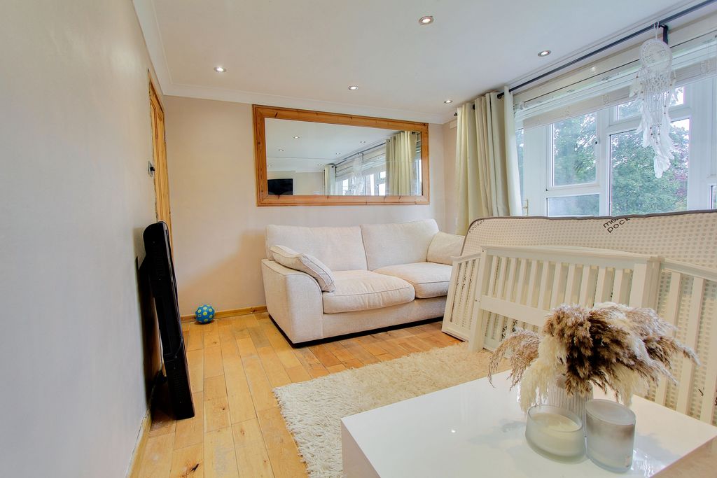 Kestrel Way, New Addington CR0, 2 bed maisonette to rent, £1,475 pcm ...