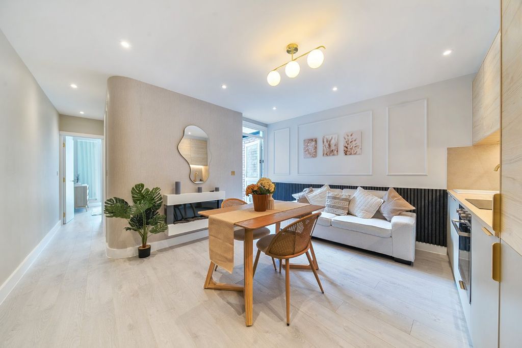 Ellingham Road, London W12, 2 bed flat for sale, £500,000 | PrimeLocation