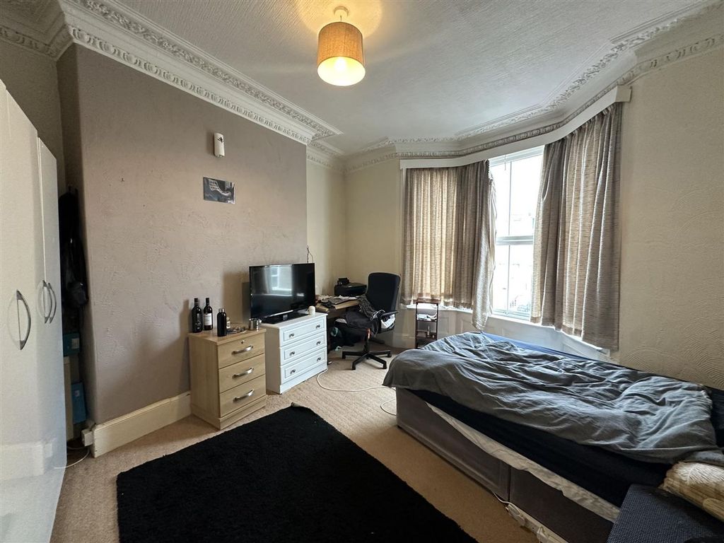 New Queen Street, Scarborough YO12, 8 bed property for sale, £200,000 ...