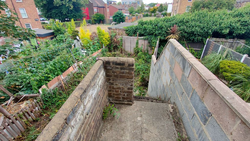 Victoria Way, Charlton SE7, 3 bed terraced house to rent, £2,500 pcm ...