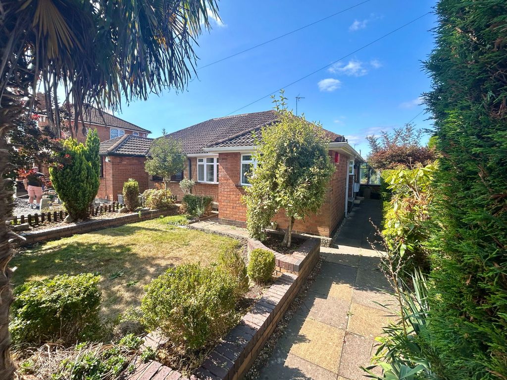 Manor Drive, Lower Gornal DY3, 3 bed semi-detached bungalow for sale ...