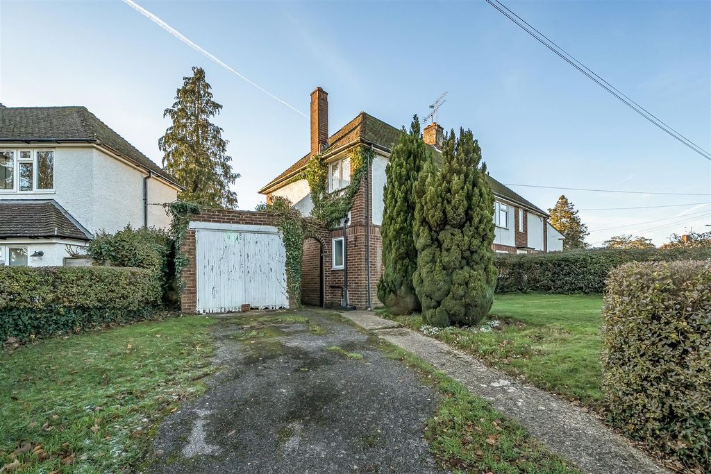 Buckingham Drive, Emmer Green, Reading RG4, 3 bed semi-detached house ...