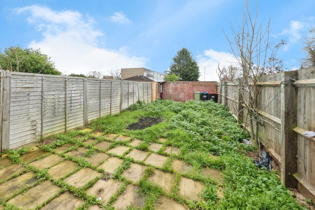 Arrow Place, Bletchley, Milton Keynes, Buckinghamshire MK2, 3 bed end ...